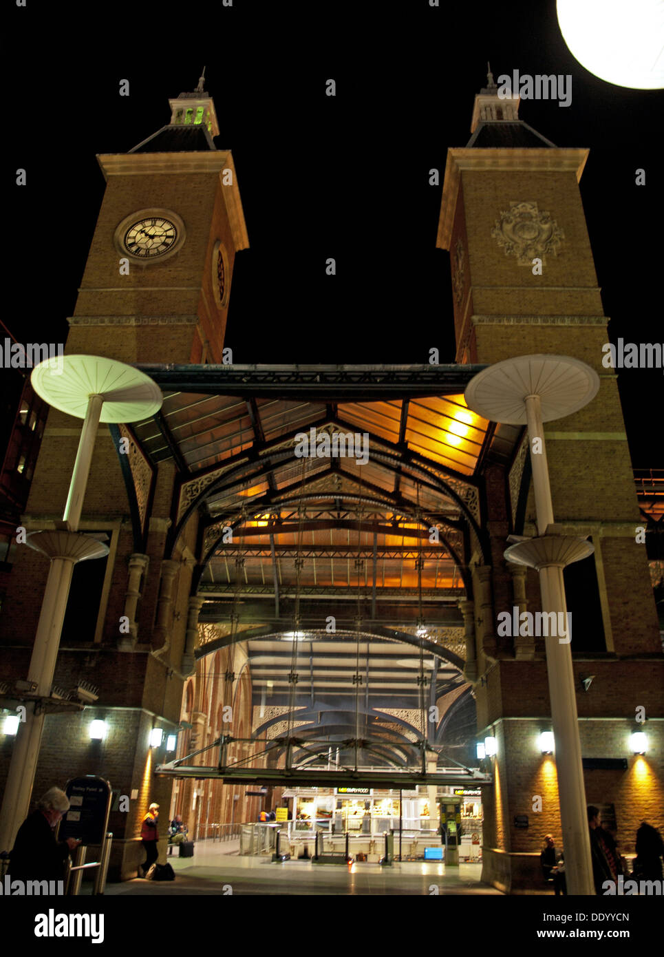 Night city of london hi-res stock photography and images - Alamy