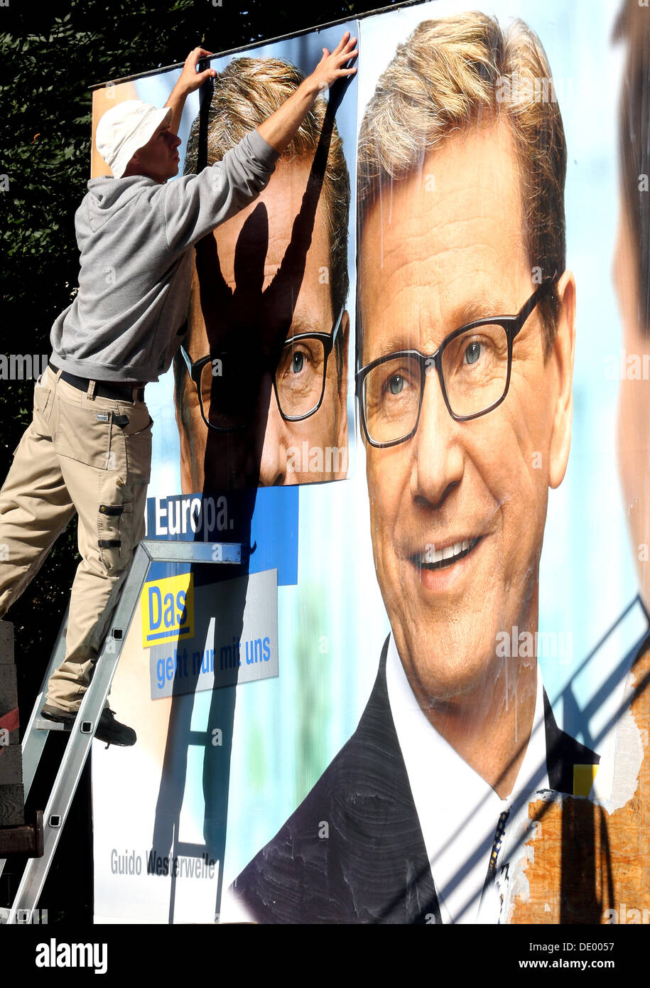Neukirchen-Vluyn, Germany. 09th Sep, 2013. A person places a new ...