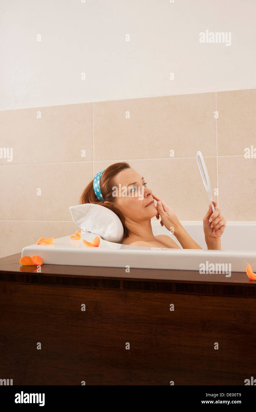 Checking lines hi-res stock photography and images - Alamy
