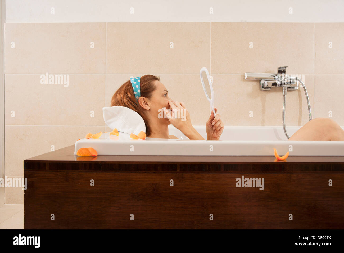 Checking lines hi-res stock photography and images - Alamy