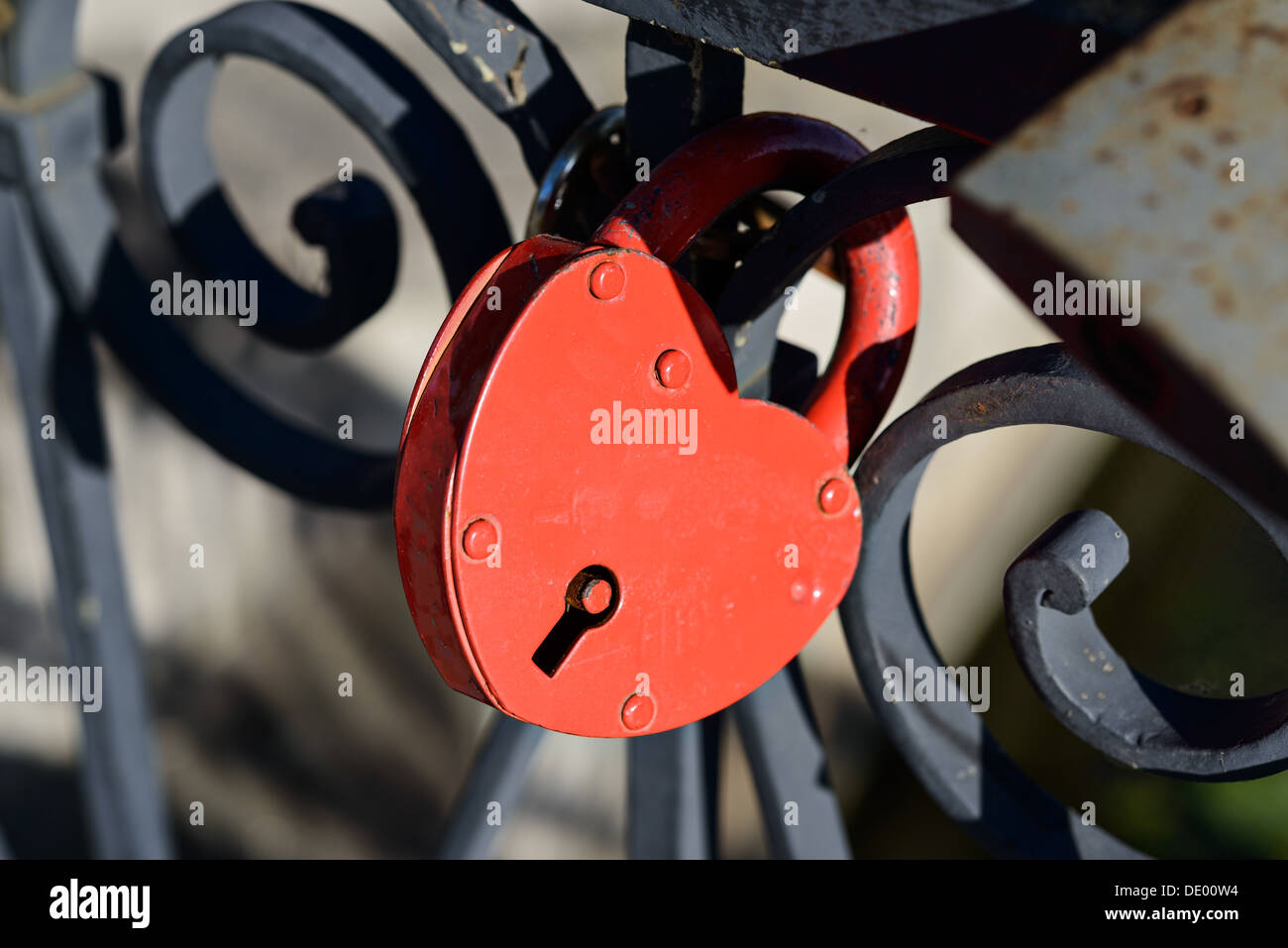 Heart lock bridge hi-res stock photography and images - Alamy