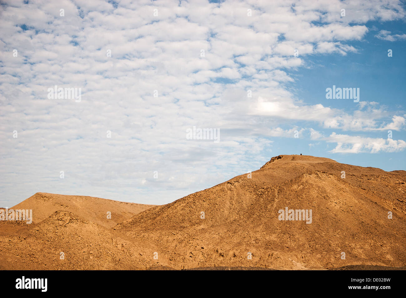 Sand dunes and rocks, Sahara Desert Stock Photo - Alamy
