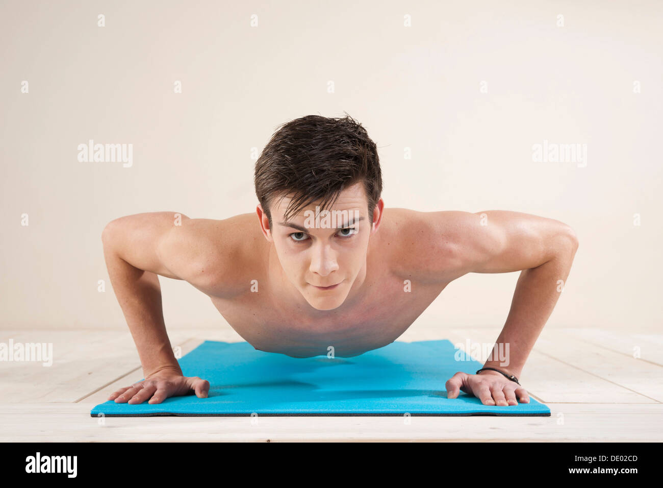 Pushups hi-res stock photography and images - Alamy