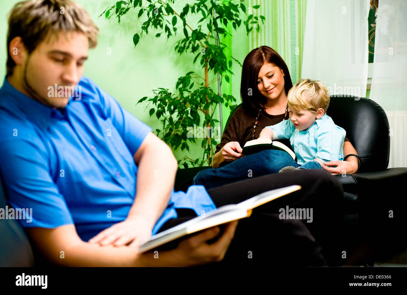 Woman read out kid hi-res stock photography and images - Alamy