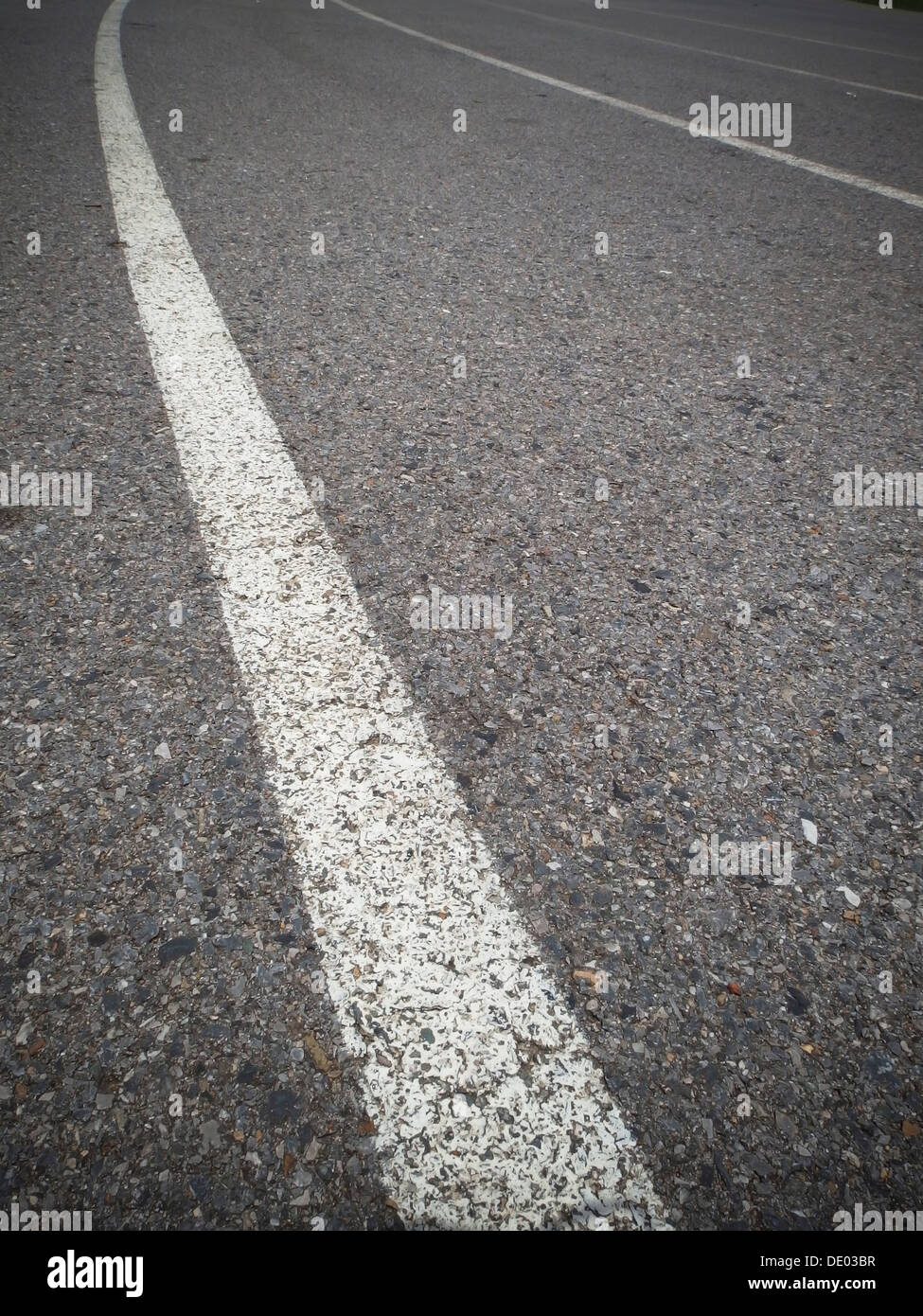 Black road texture with a white stripe Stock Photo - Alamy