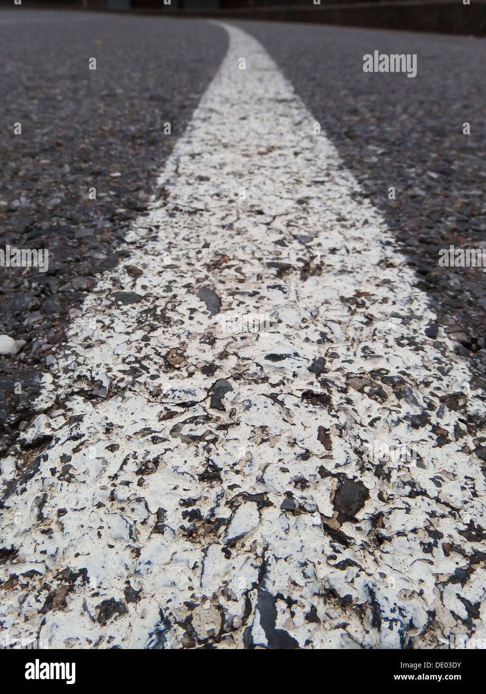 Black road texture with a white stripe Stock Photo - Alamy