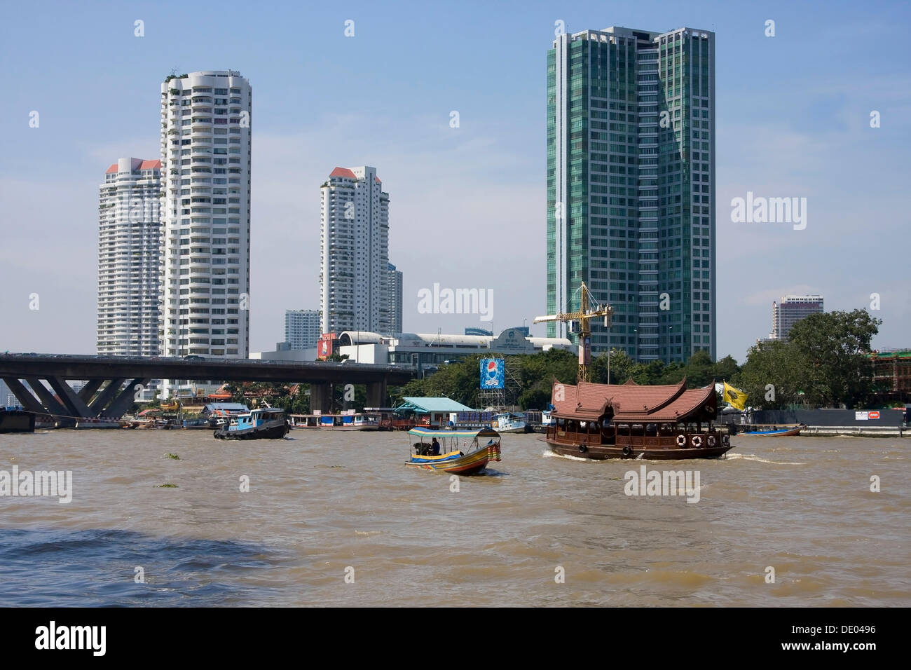 Bangkok skyline towards silom road hi-res stock photography and images ...