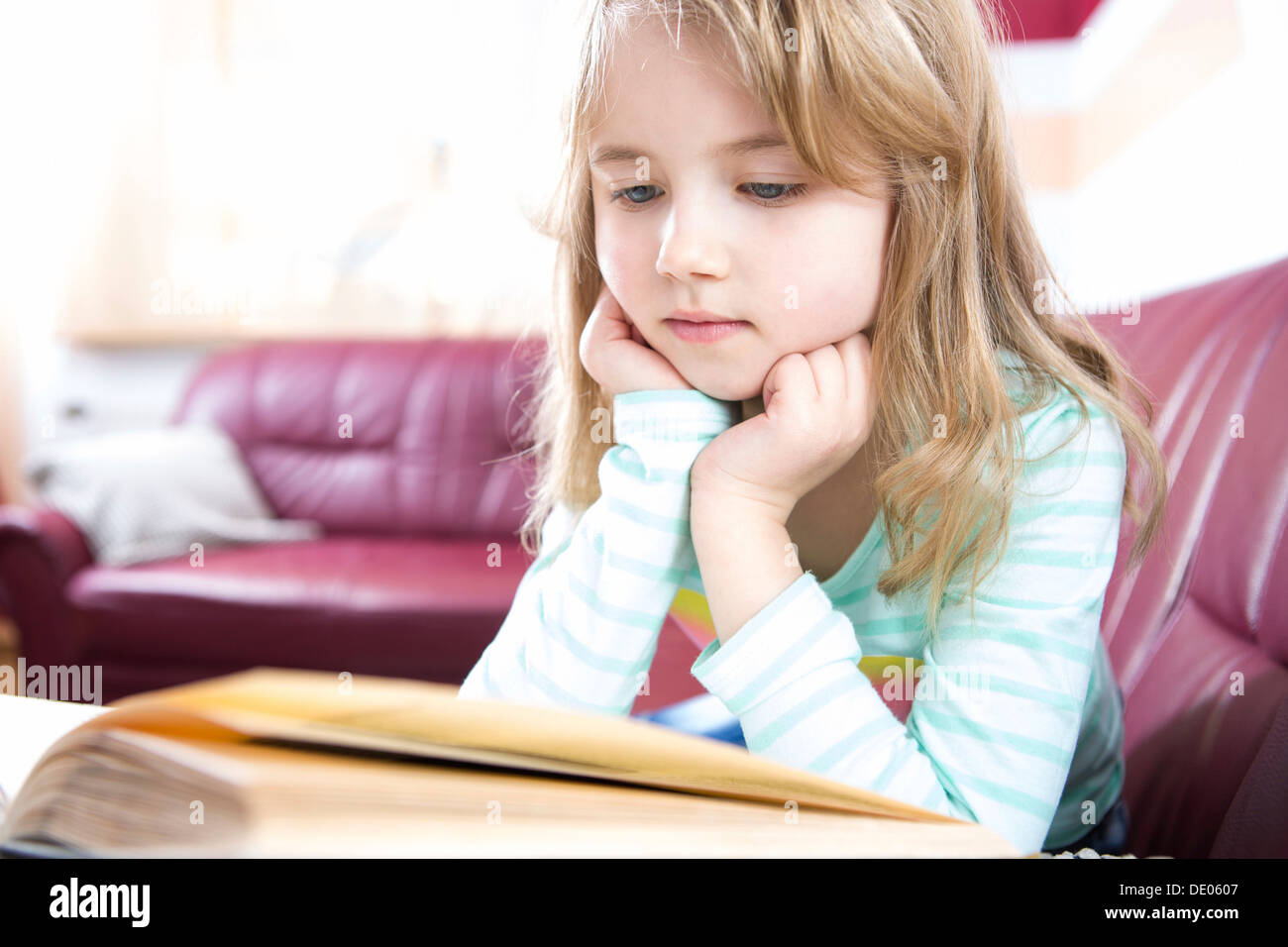 Little girl reading hi-res stock photography and images - Alamy