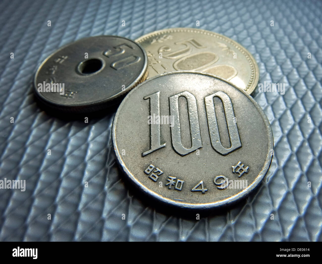 Japanese money, silver coin, yen Stock Photo - Alamy