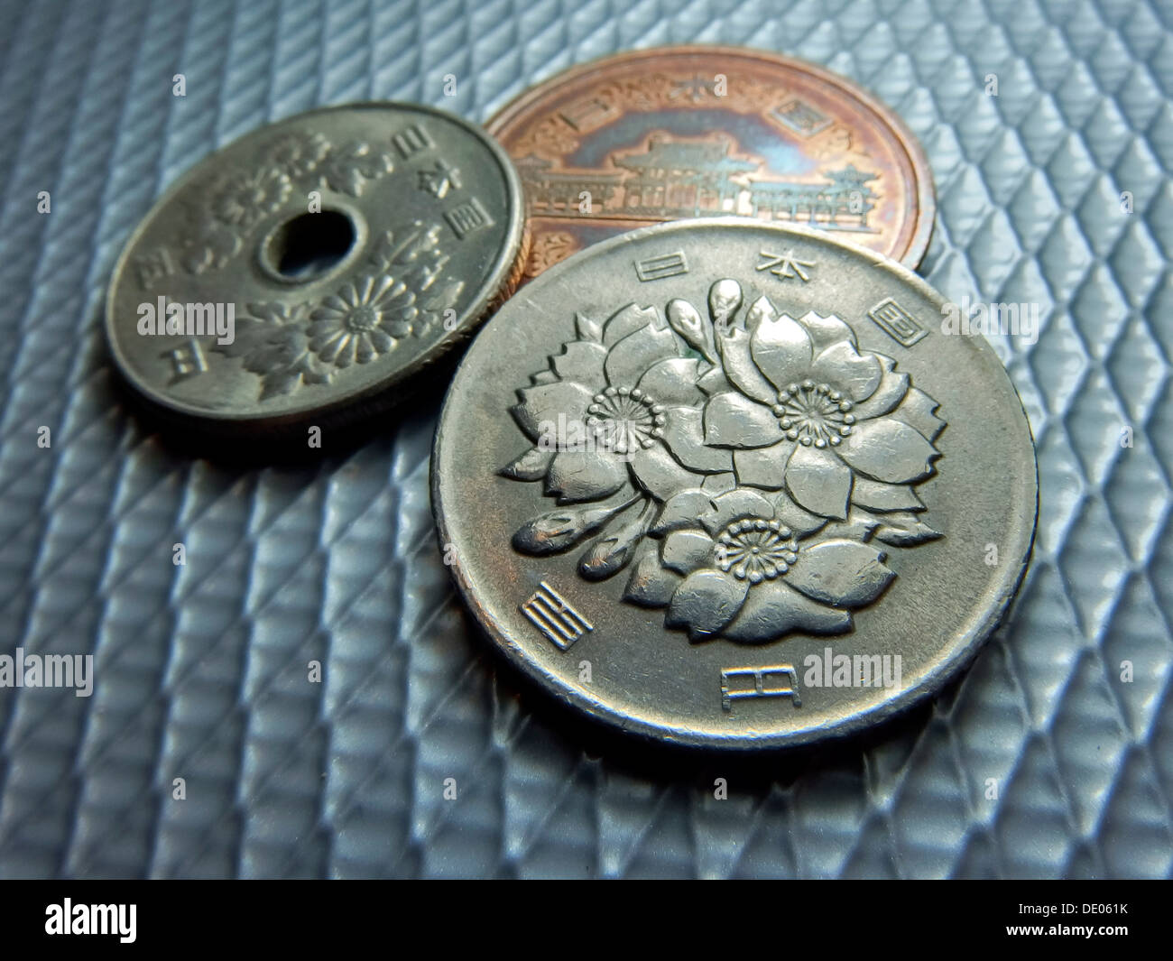 Japanese money, silver coin, yen Stock Photo - Alamy