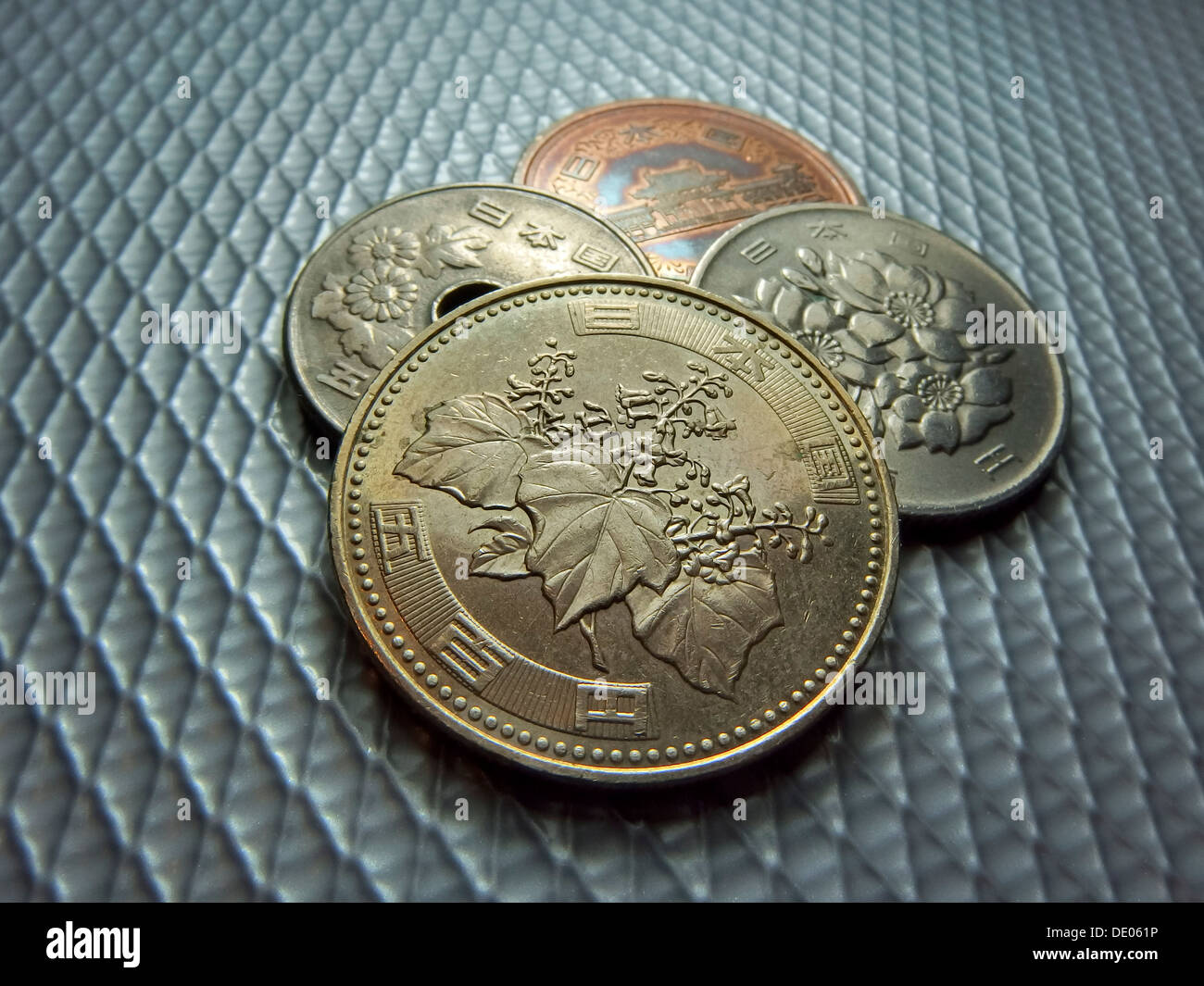 Japanese money, silver coin, yen Stock Photo - Alamy