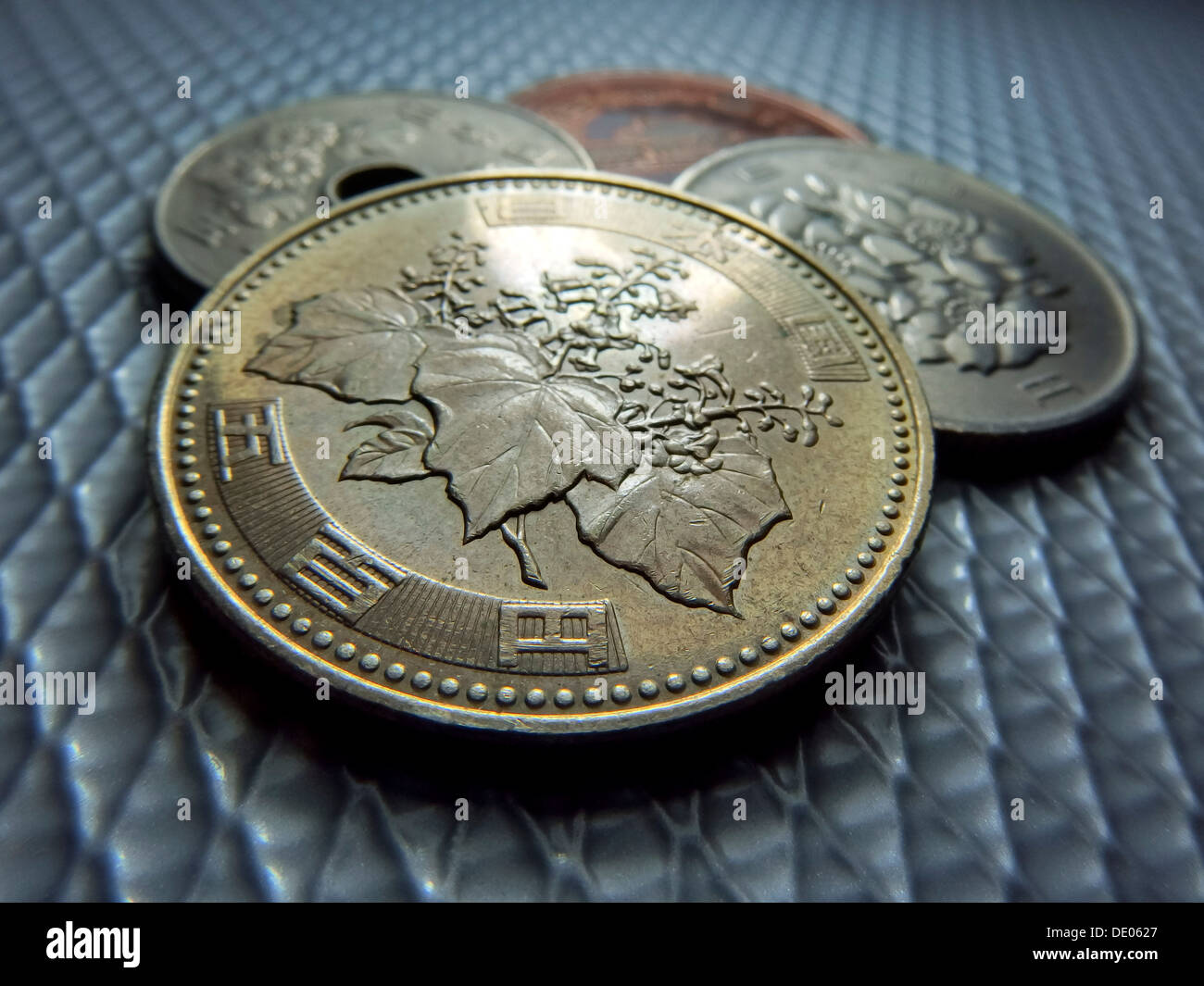Japanese money, silver coin, yen Stock Photo - Alamy