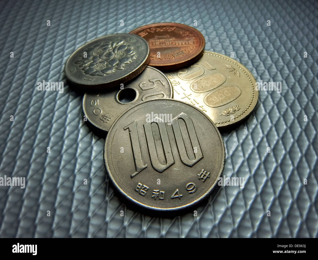 Japanese money, silver coin, yen Stock Photo - Alamy