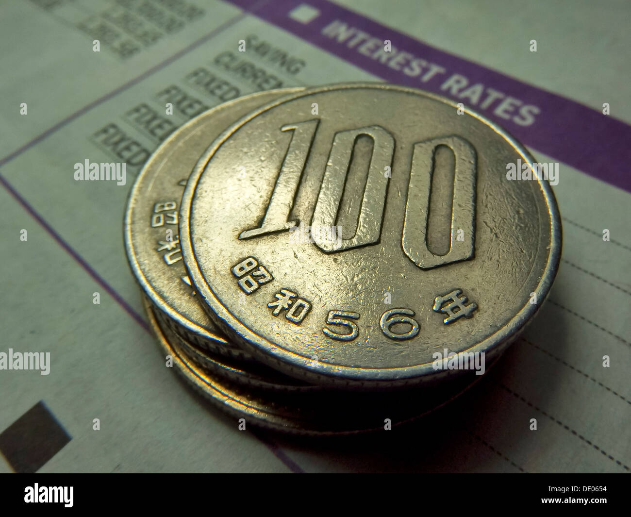 Silver coin one hundred yen hi-res stock photography and images - Alamy