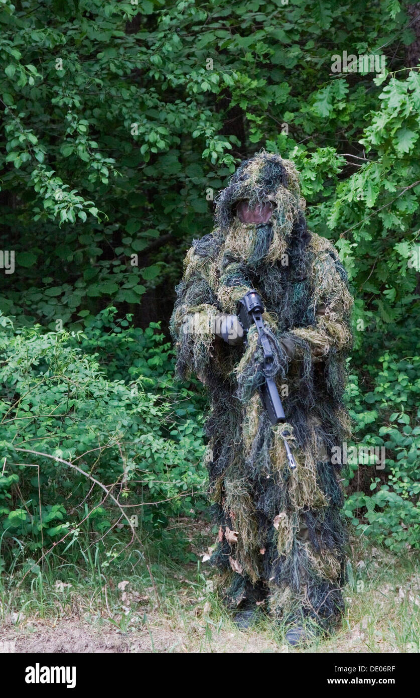Ghillie suit sniper hi-res stock photography and images - Alamy