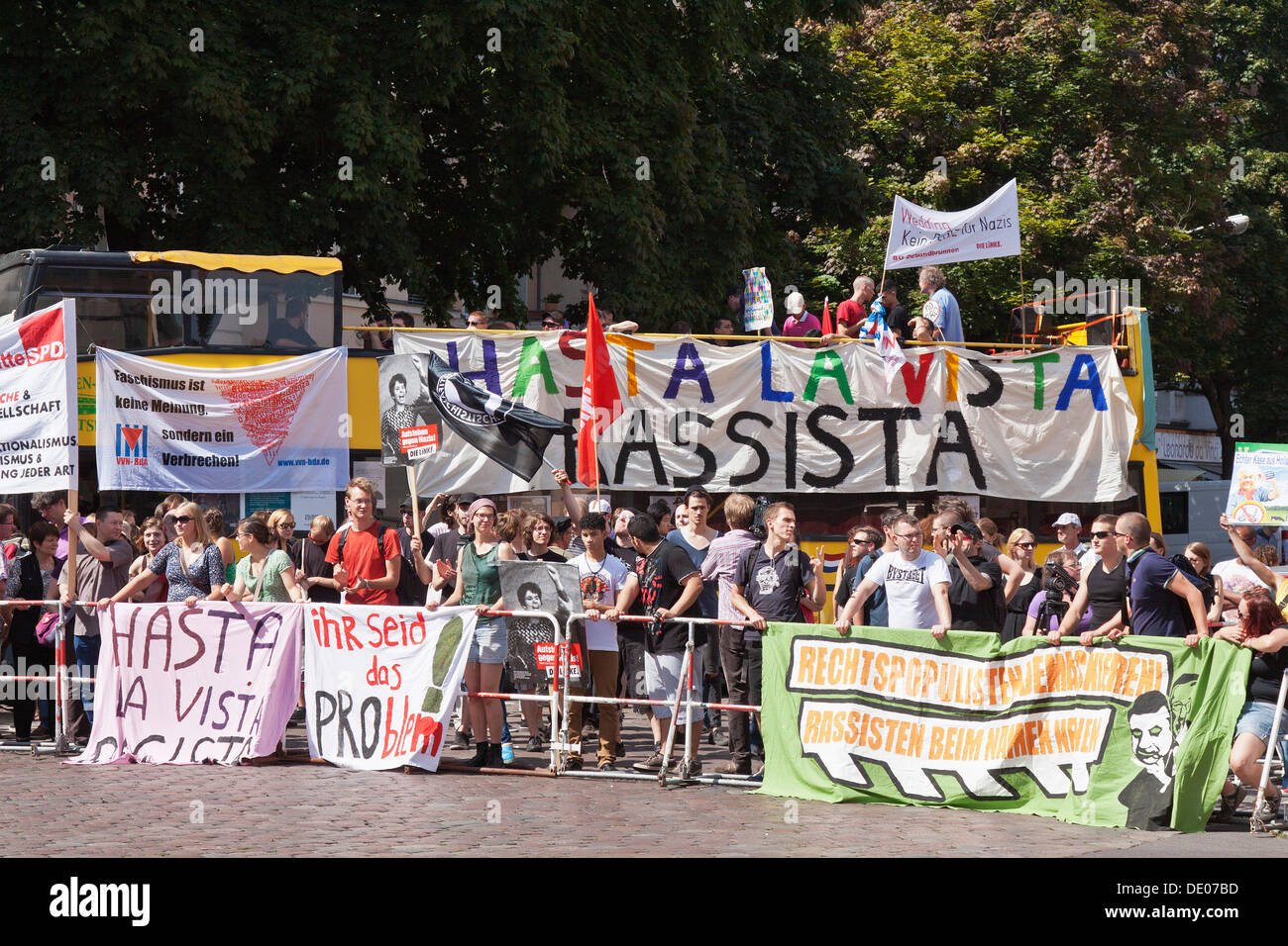 Left Party, die Linke, SPD and anti-fascist supporters protesting ...