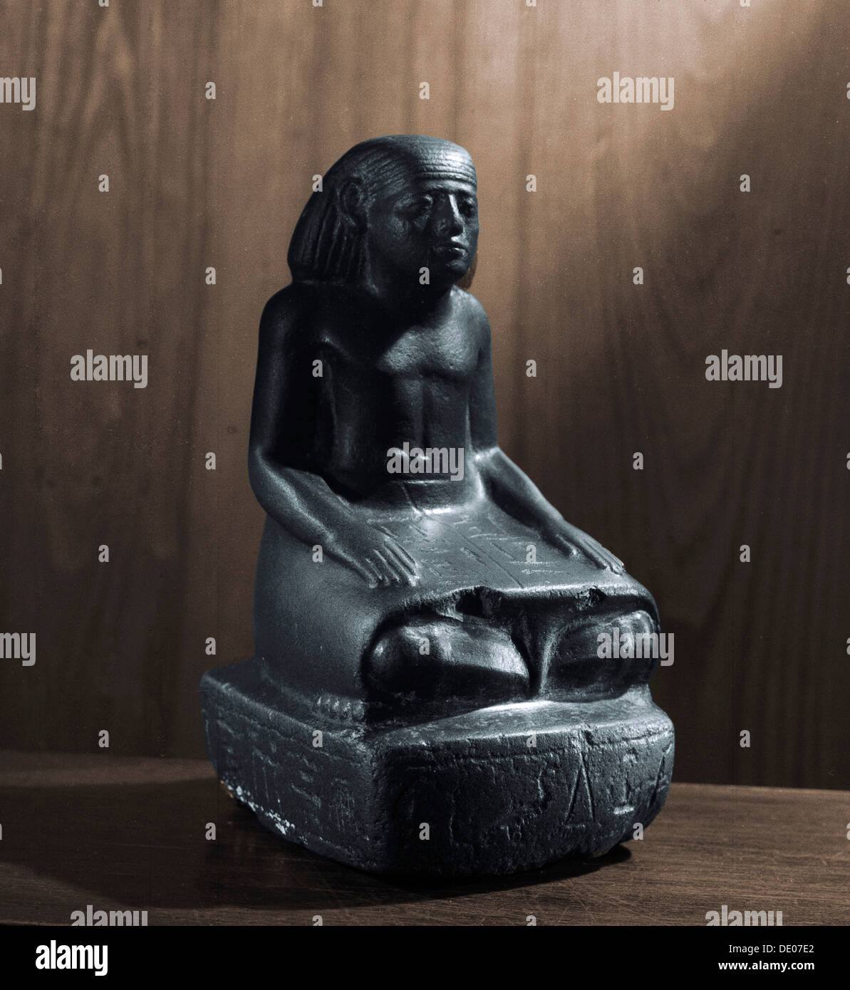 Egyptian scribe seated hi-res stock photography and images - Alamy