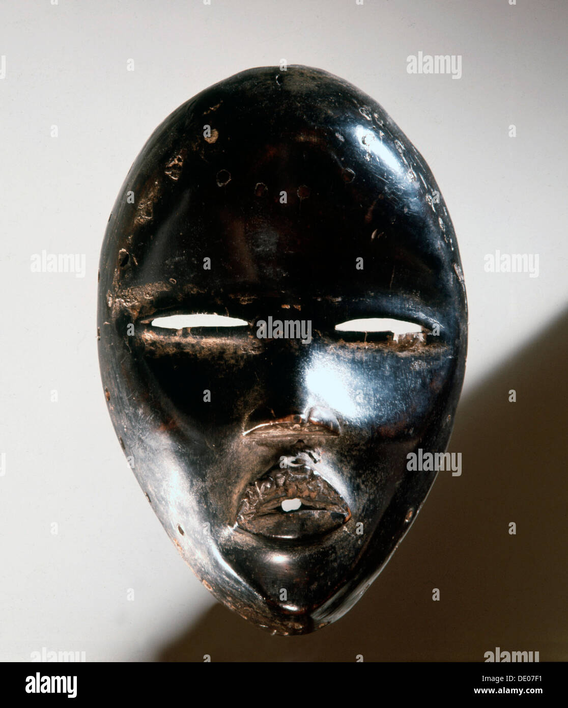 Dan mask africa hi-res stock photography and images - Alamy