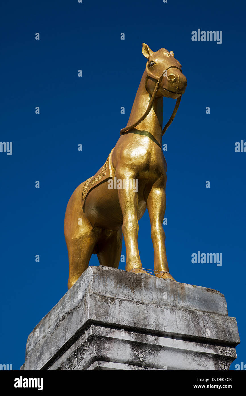 Statues on outside wall hi-res stock photography and images - Alamy