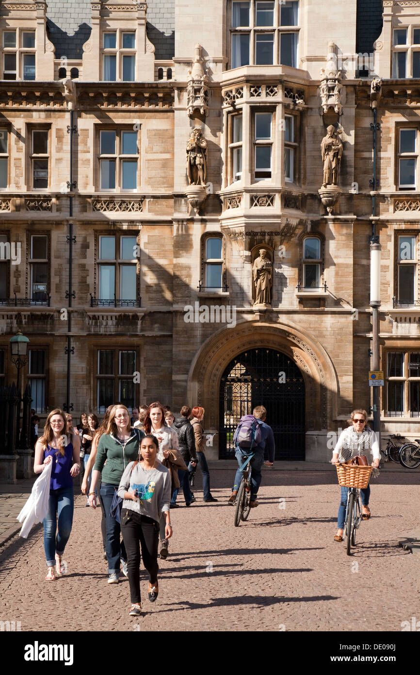 Cambridge University Students Walking Stock Photos & Cambridge ...