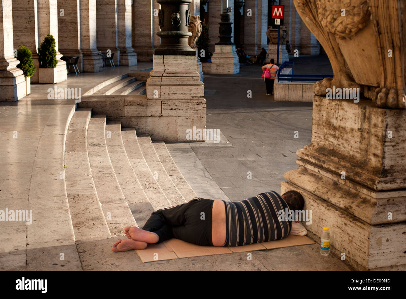 Homeless on the streets of Rome Stock Photo - Alamy