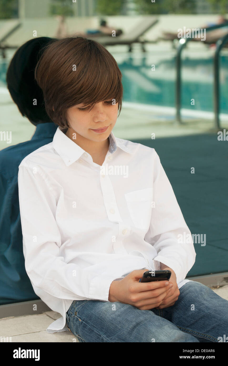 Teenage boy using cell phone Stock Photo - Alamy