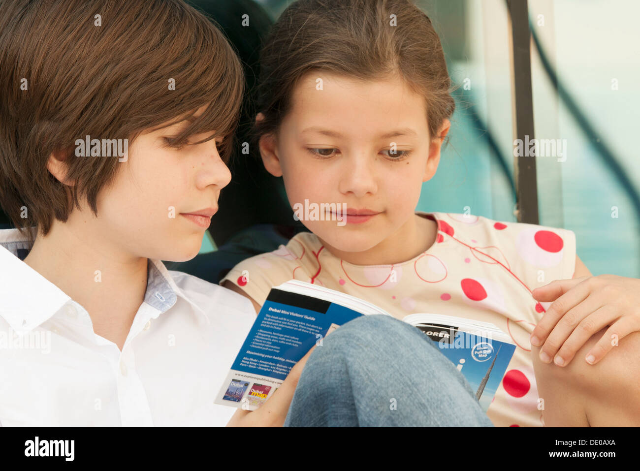 Child 8 9 years sibling reading hi-res stock photography and images - Alamy