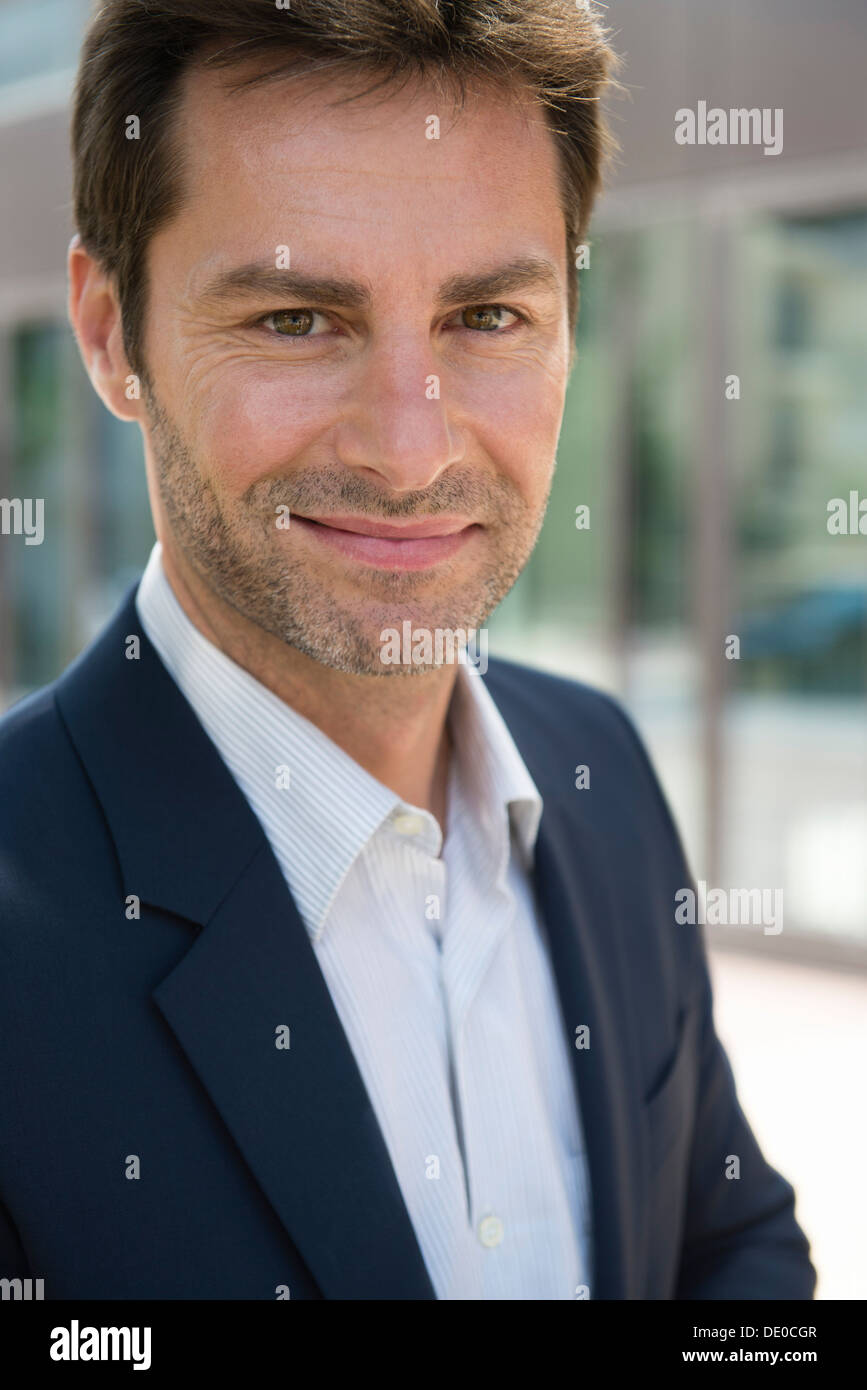 Portrait businessman suit 40 years hi-res stock photography and images ...