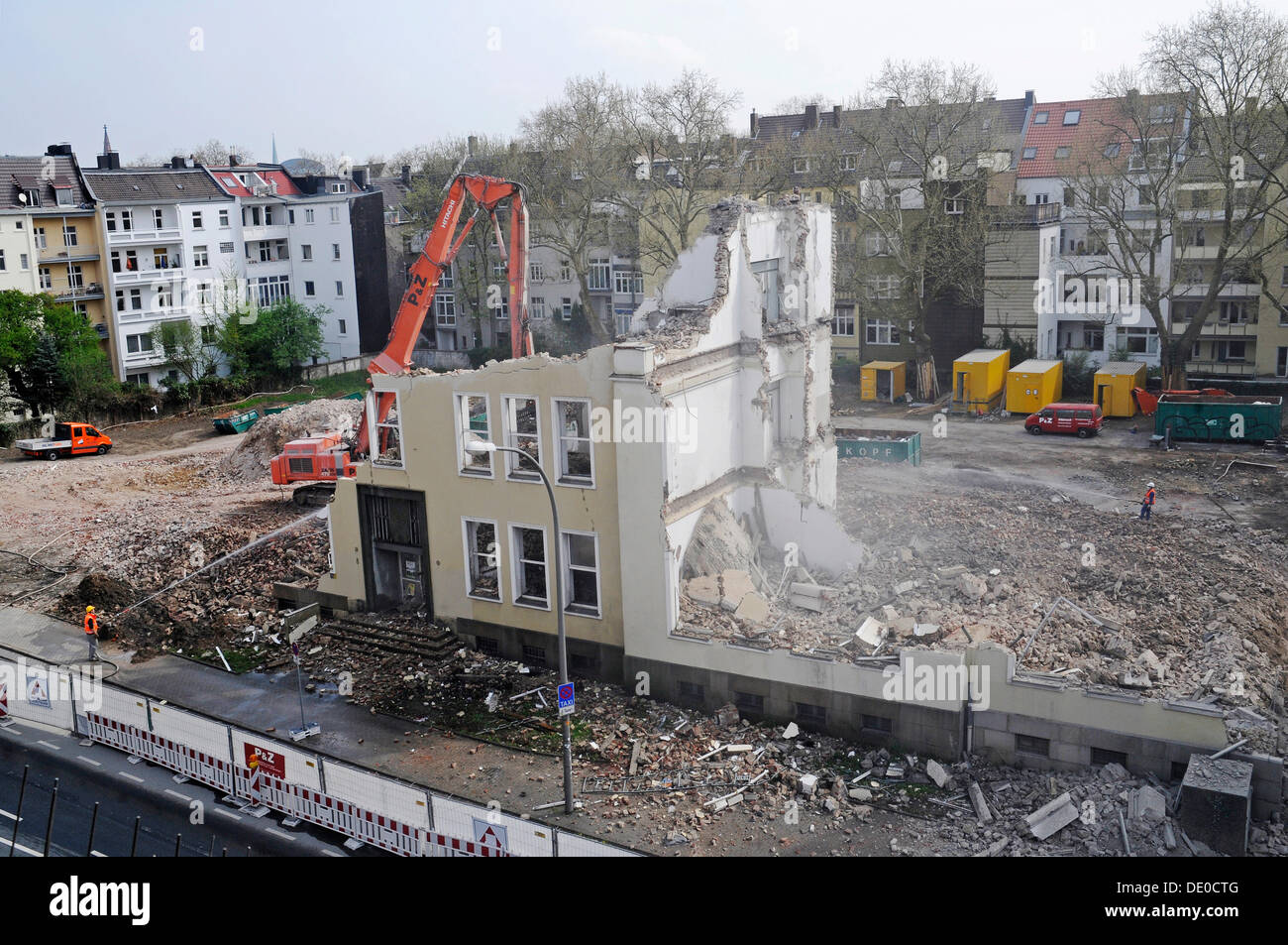 Demolition of a house Stock Photo - Alamy