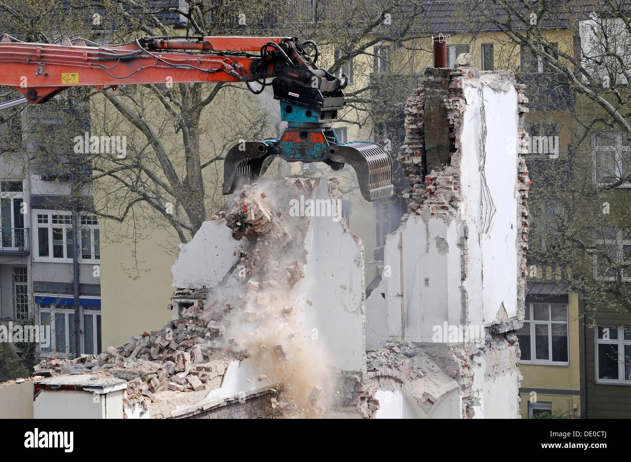 Demolition of a house Stock Photo - Alamy