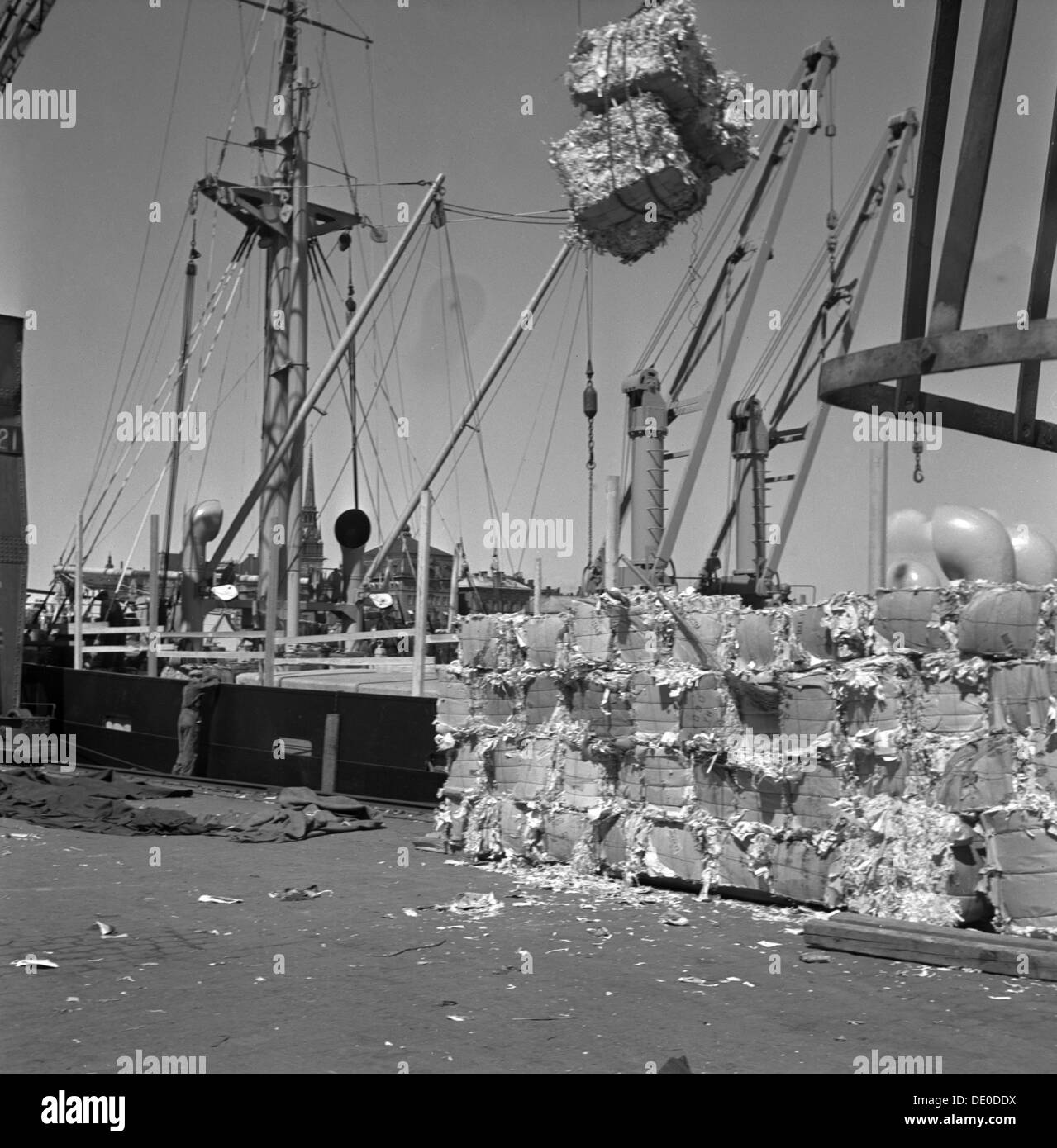 Pulp and paper freighter hi-res stock photography and images - Alamy