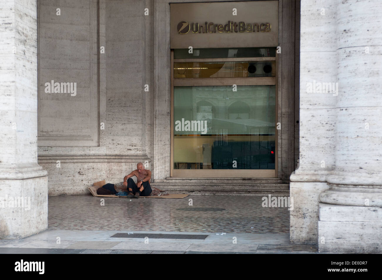 Couple of homeless on the streets of Rome Stock Photo - Alamy