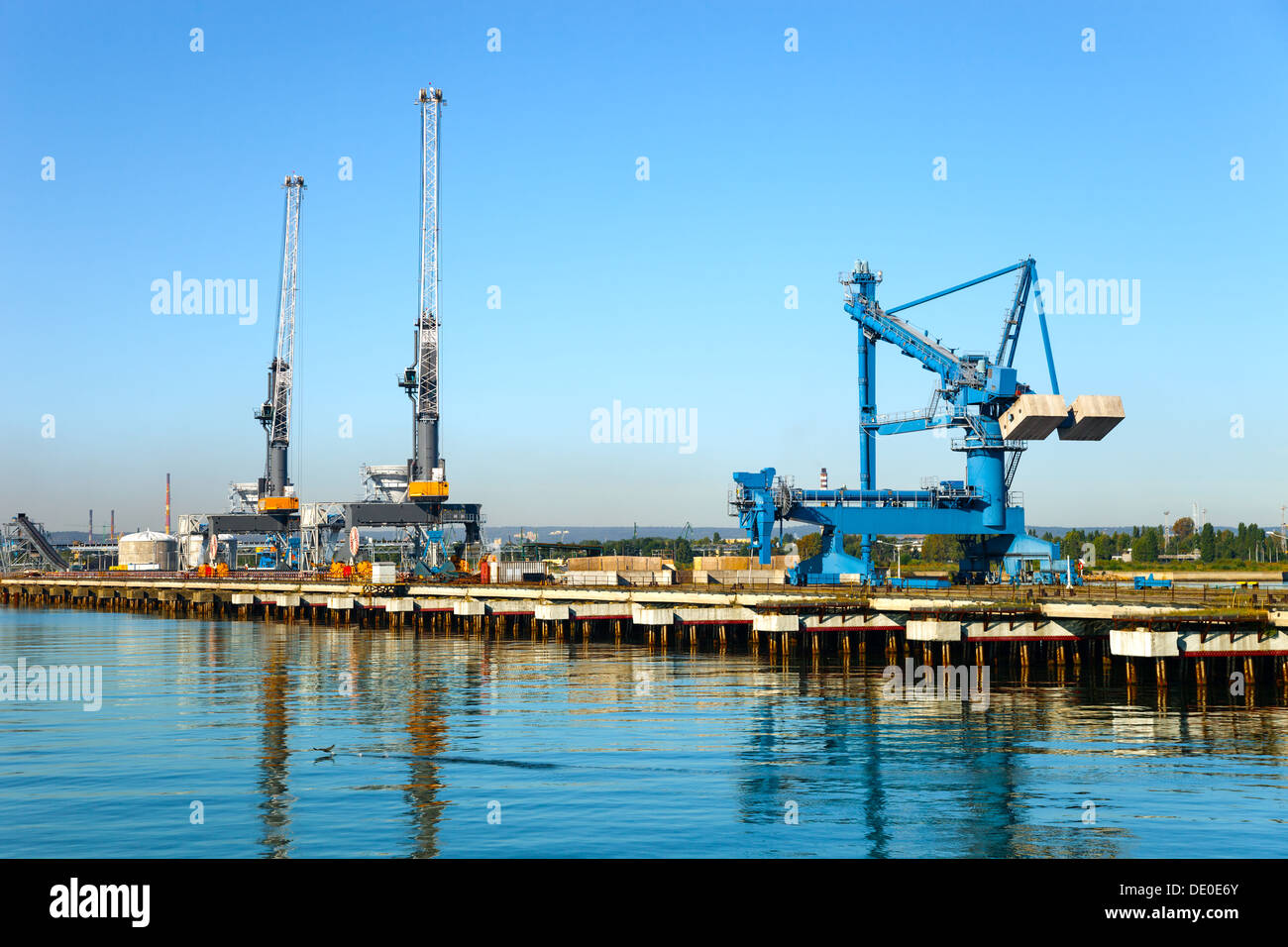 Huge gantry cranes hi-res stock photography and images - Alamy