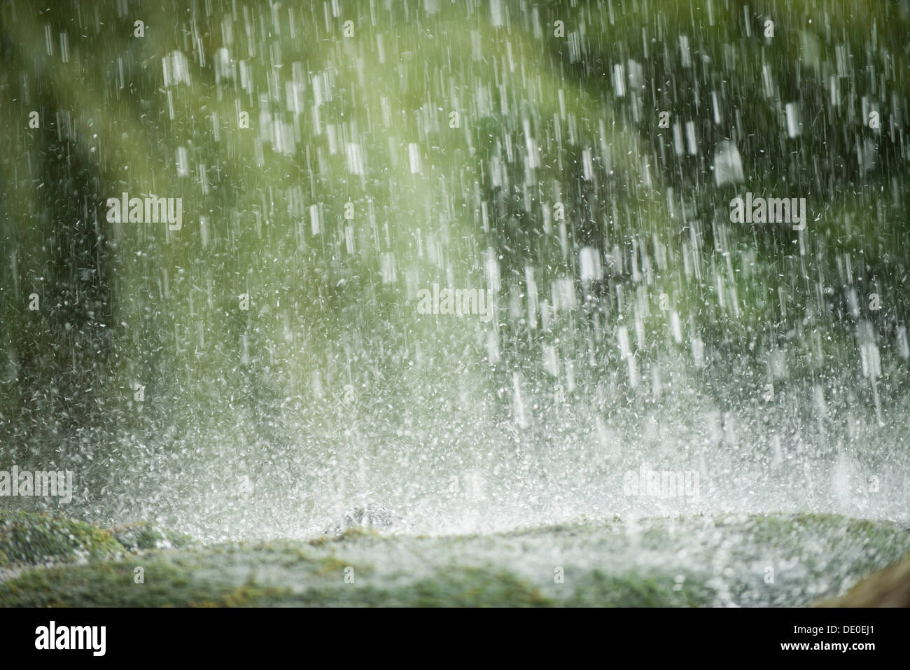 Water drops falling on rock hi-res stock photography and images - Alamy