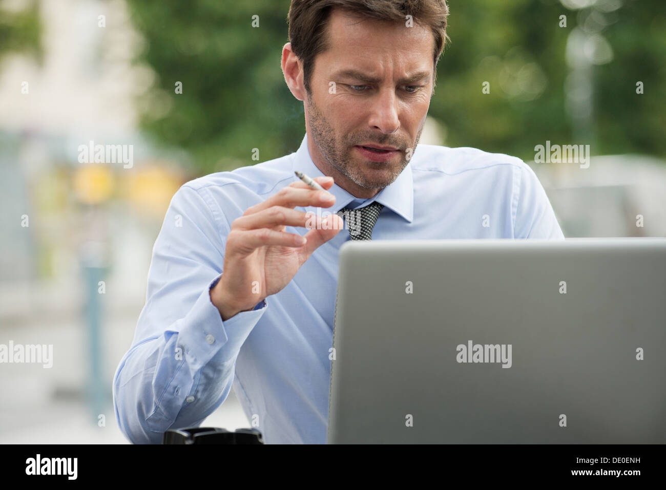 Using cigarettes hi-res stock photography and images - Alamy