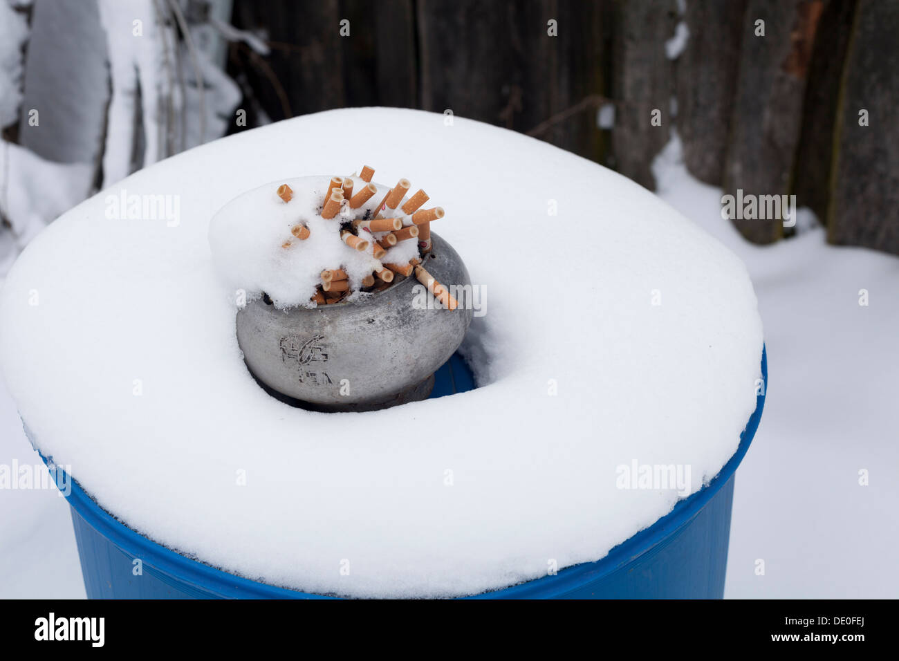 Melting snow in pot hi-res stock photography and images - Alamy