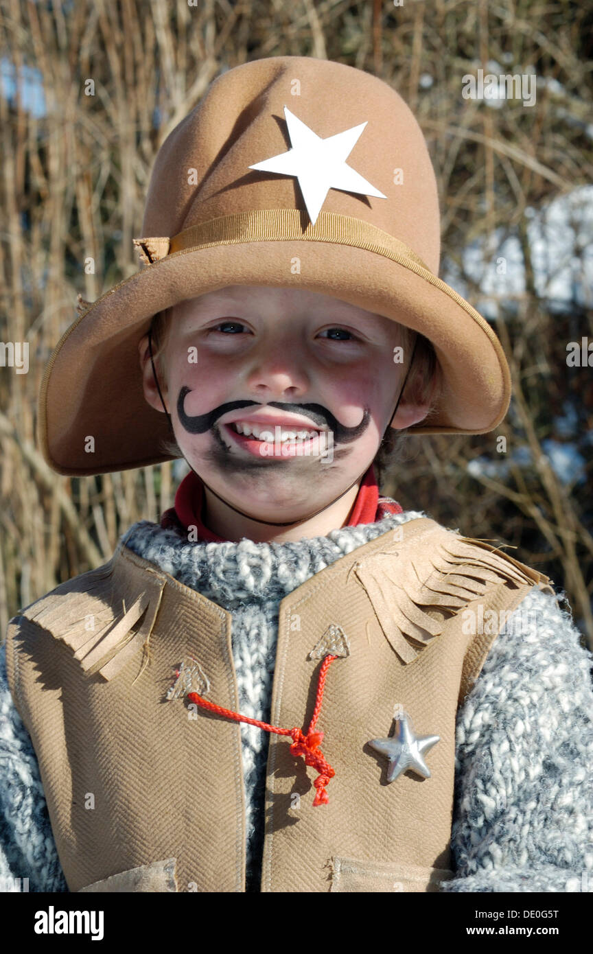 Boy wearing cowboy costume hi-res stock photography and images - Alamy