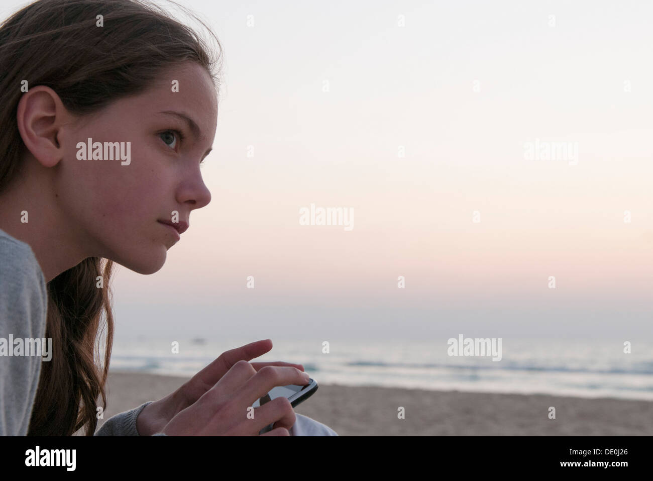 Girls with iphones hi-res stock photography and images - Alamy