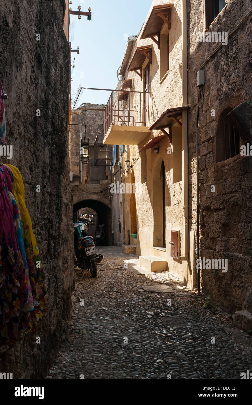 Narrow alley in old town of Rhodes Stock Photo - Alamy