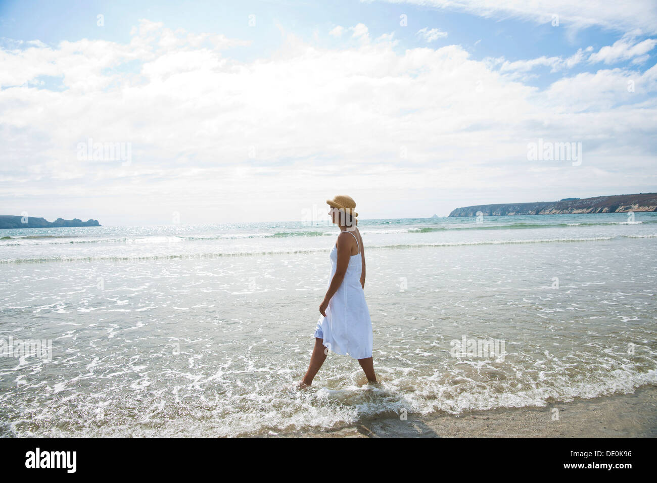 Walking through waves hi-res stock photography and images - Alamy