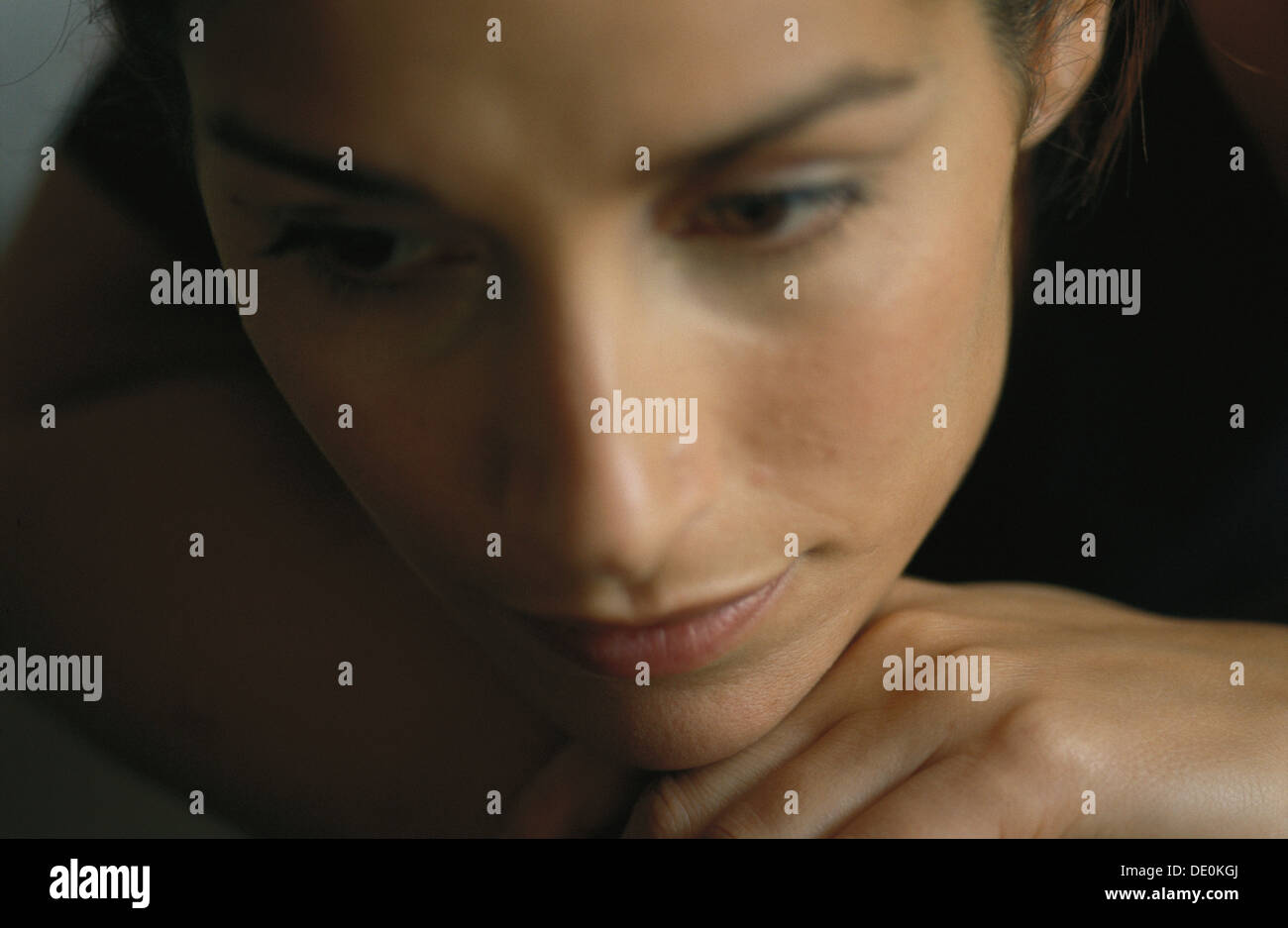 Woman resting head on hand, close-up Stock Photo - Alamy