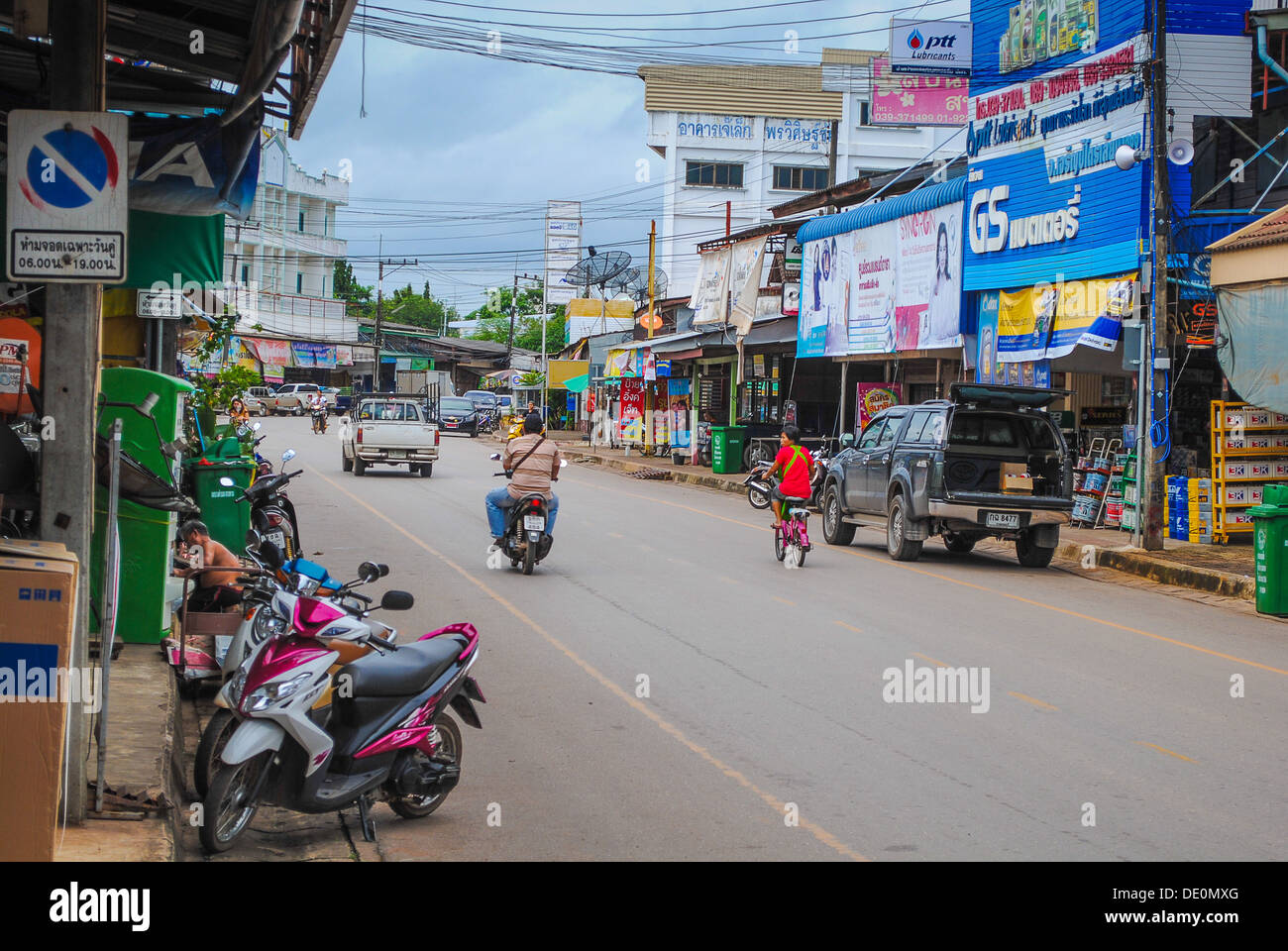 Typical busy Thai Thailand town high street Stock Photo - Alamy