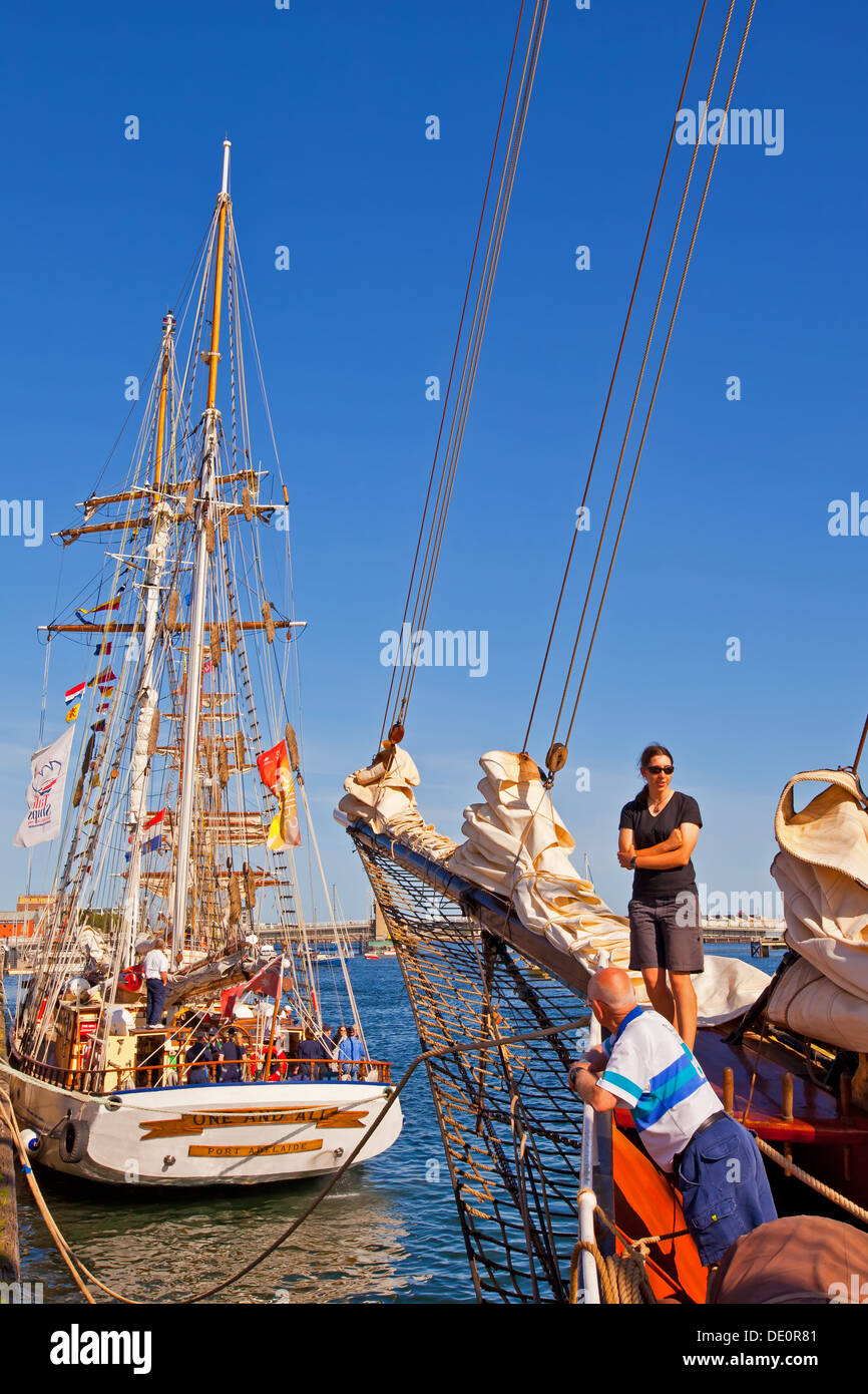 Replica ships hi-res stock photography and images - Alamy
