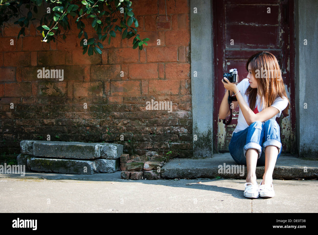 Young woman holding an old vintage camera Stock Photo - Alamy