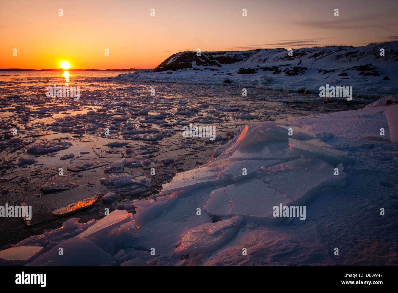 Sunset over a frozen Suomenlinna Island of the coast of Helsinki Stock ...