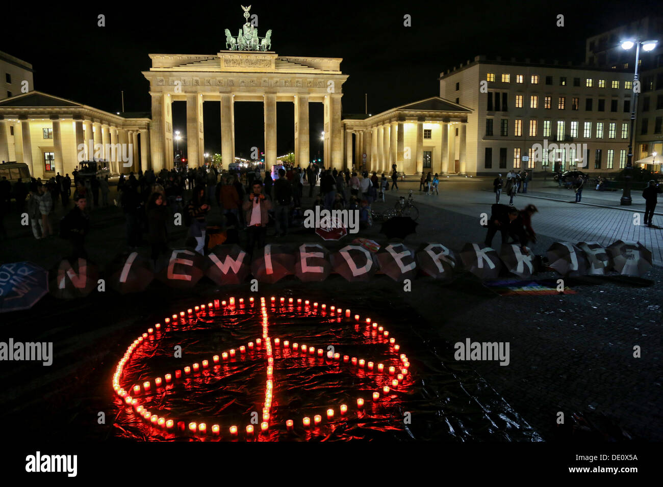 Peace demonstration at the Brandenburg Gate, Berlin Stock Photo - Alamy