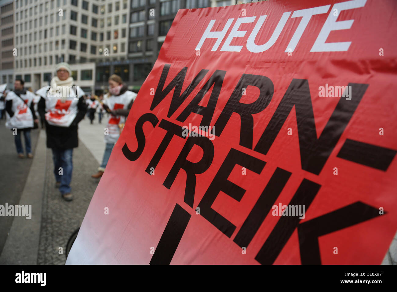 Warning strike in the public service sector, Berlin teachers striking ...