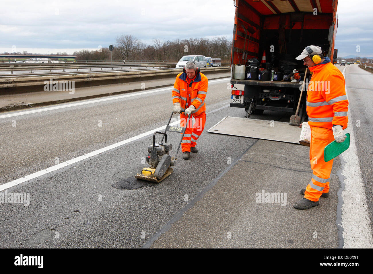 Construction workers doing road construction hi-res stock photography ...