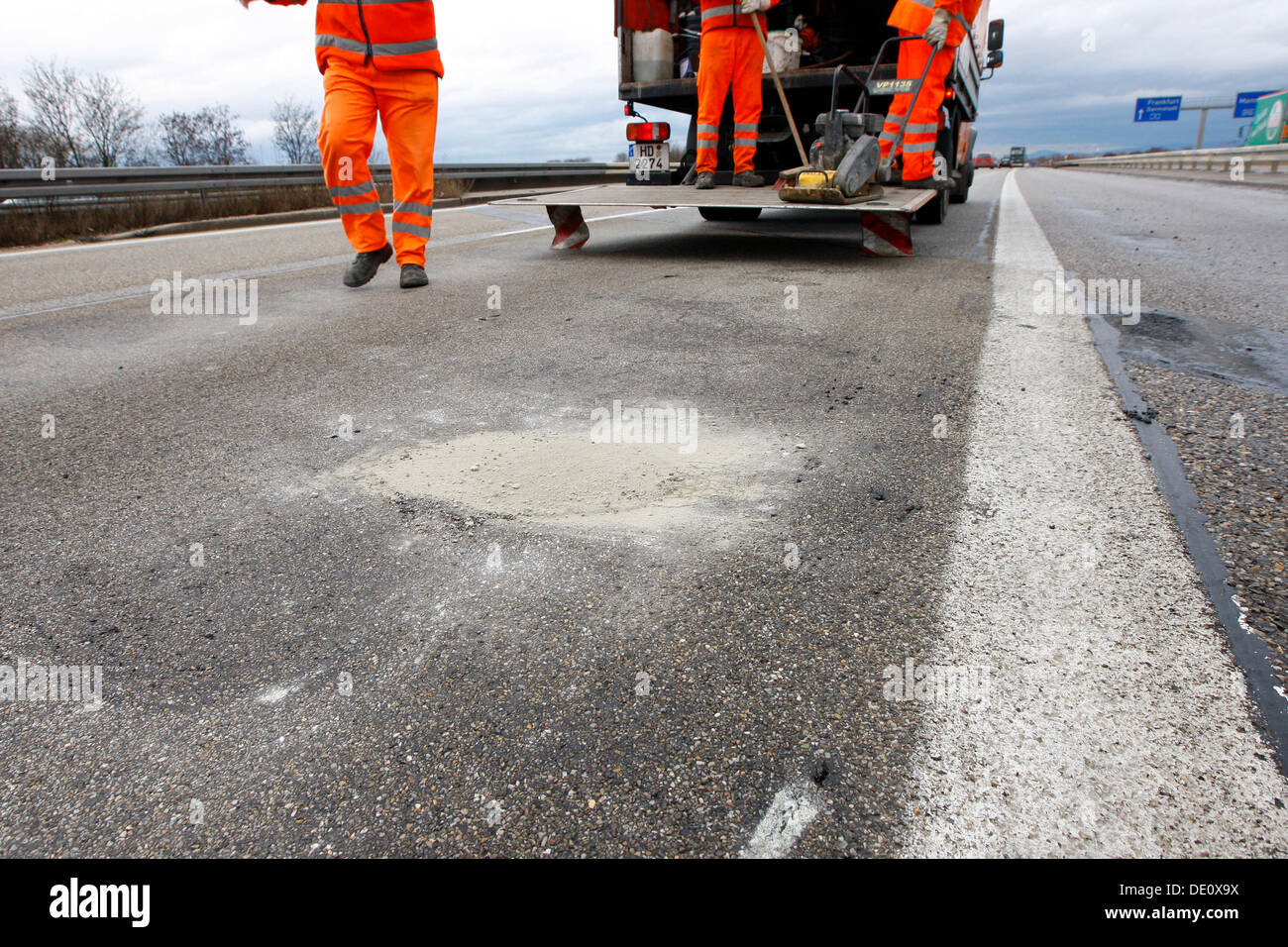 Construction workers doing road construction hi-res stock photography ...