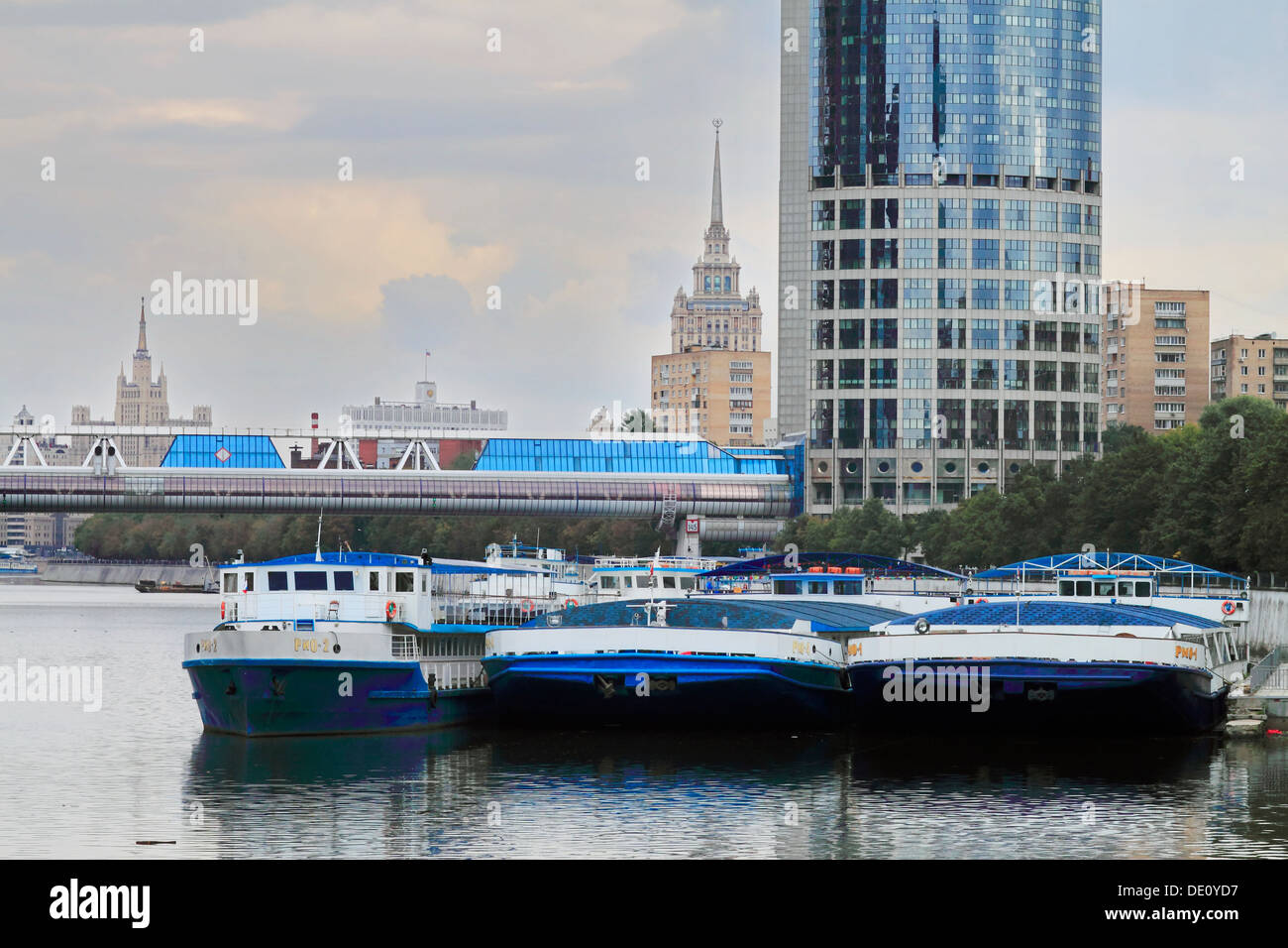 High rise building bridge bridge hi-res stock photography and images ...
